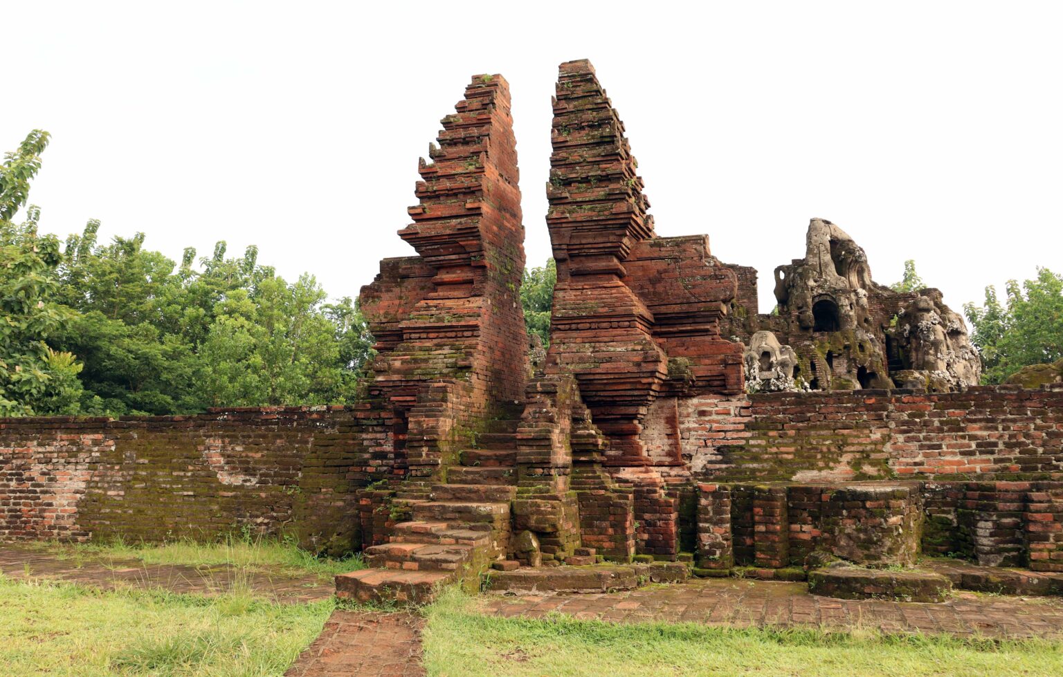 Smarthistory – Sunyaragi, a Javanese pleasure garden